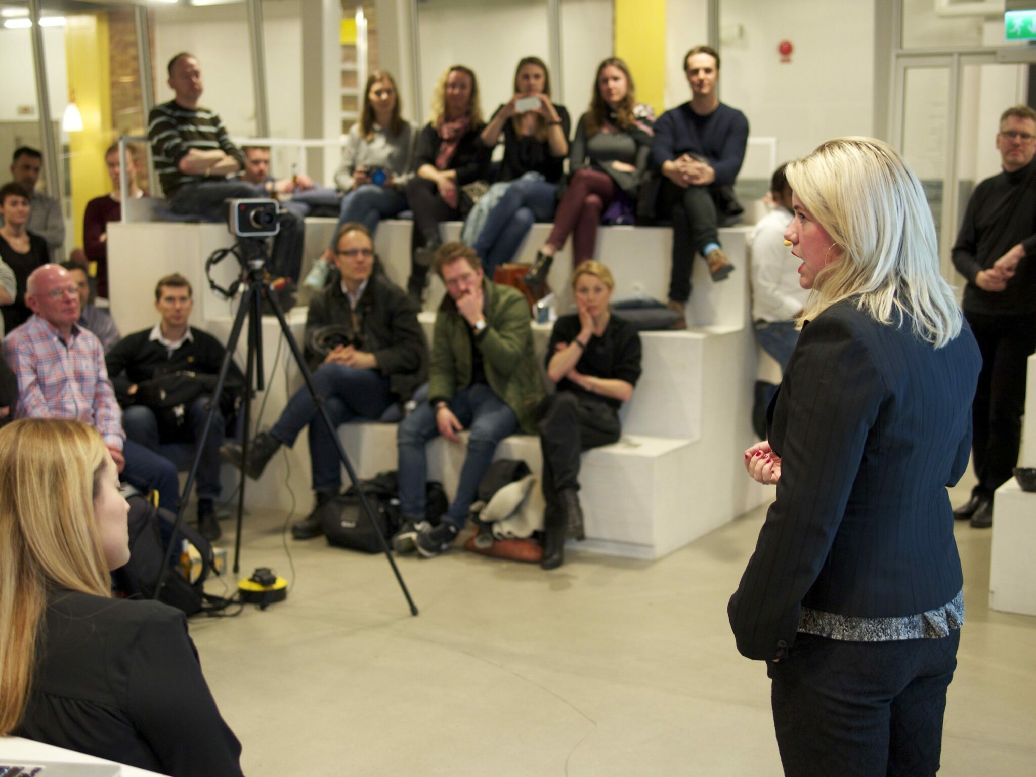 E-learning vs. on-site learning | Goto 10